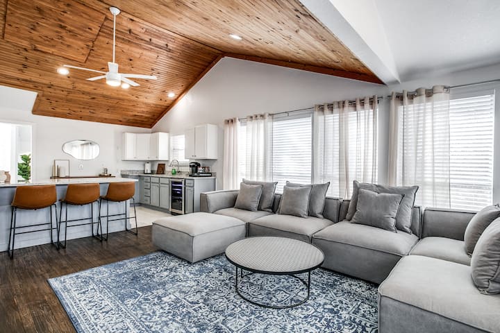 Spacious Split-level 5-bed - Dallas, TX