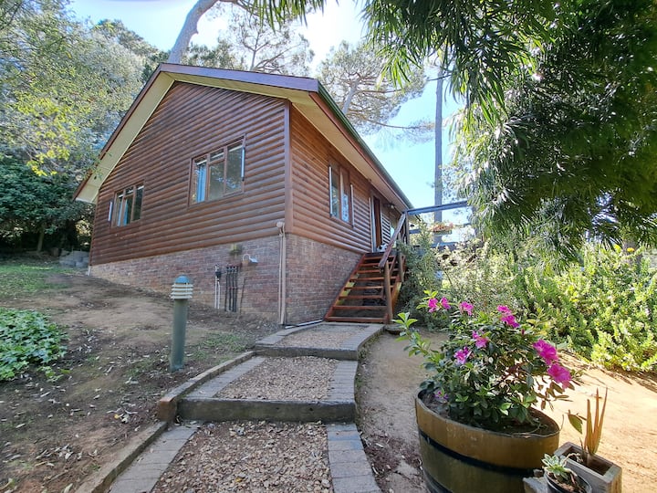 Peaceful Two-bedroom Cottage With Parking - Somerset West