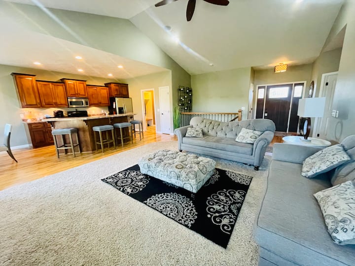 3 Bed/2 Bath Southside Executive Manor - Sioux Falls, SD