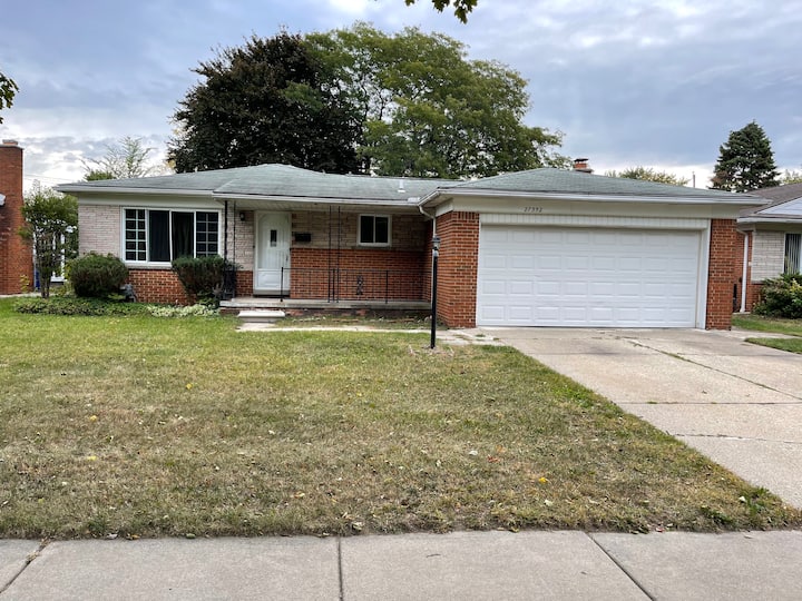 Lovely Home.5 Beds 1.5 Bath In Warren - Warren, MI