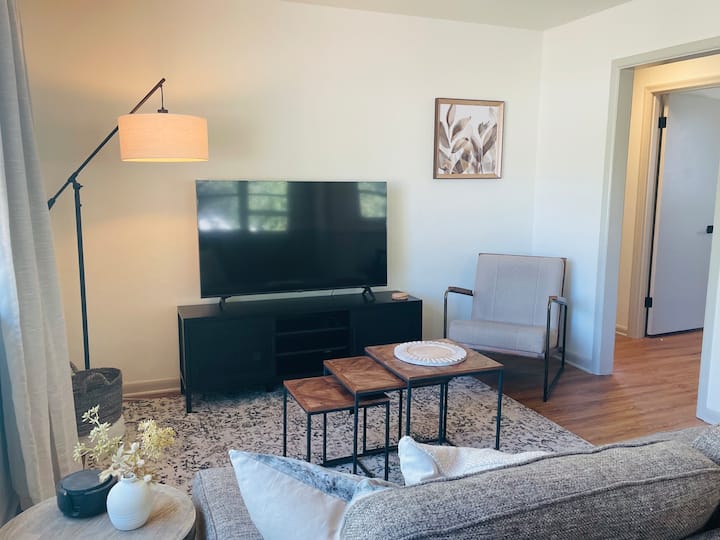 New Upper Duplex (W/ Convertible Office/bedroom) - Manitou Springs, CO