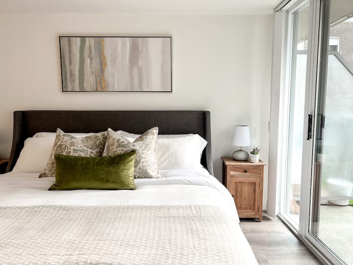 Spacious 2 Bd + 2 Bth Toronto Condo In Queen West - Toronto