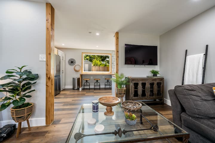 Honey Bee Cottage: Comfy & Chic In Medical Center - San Antonio, TX