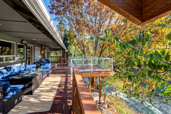 Tranquil Riverfront Retreat - Washougal, WA