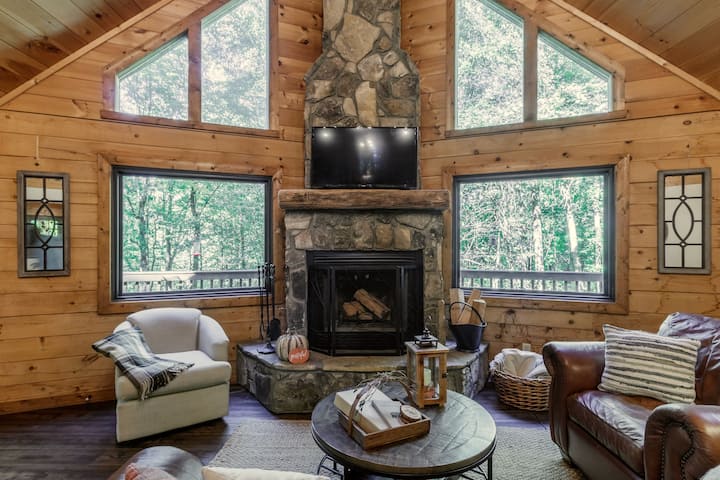 'Make Your Mark' Cozy Sapphire Cabin With Hot Tub - Sapphire, NC