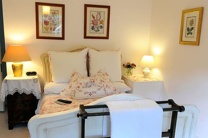 Private Room In Bed And Breakfast Outside Dorking - Dorking