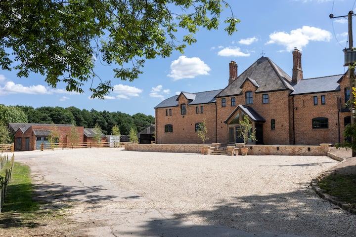 The Stables Near York, Sleeps Up To 22 Guests. - York