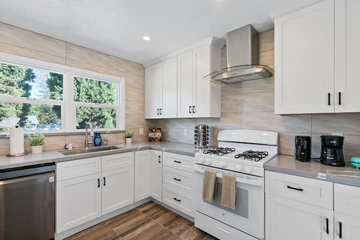 7 Bed Spacious & Cheerful Home Nr Freeway & Food - Concord, CA