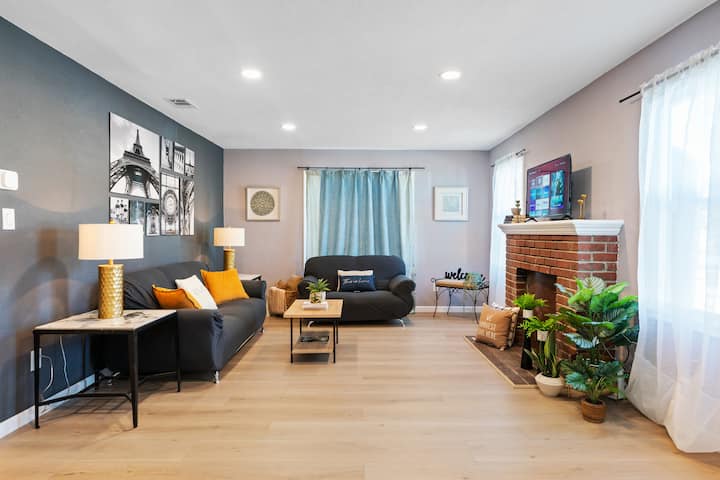 7 Beds Cozy & Vibrant Home Near Freeway & Eats - Pittsburg, CA