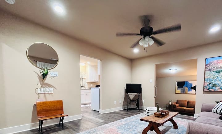 Cardinal Cottage: Charming 2-bedroom Home - Pottsboro, TX