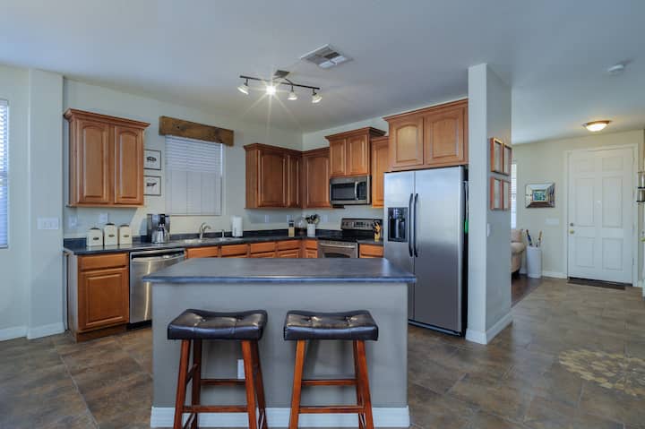 Charming 3200+ Sqft 4 Bedroom That Sleeps 10 - Surprise, AZ