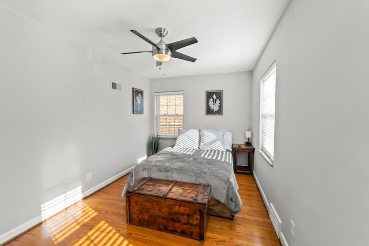 Quiet, Comfortable, Centrally Located In Stl! - Clayton, MO