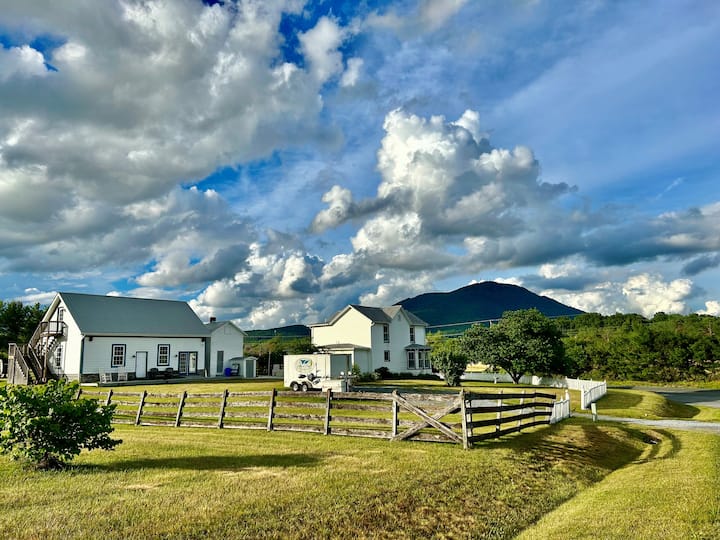 Quaint Farmhouse W Mtn Views Near To Snp & Hiking - Harrisonburg, VA