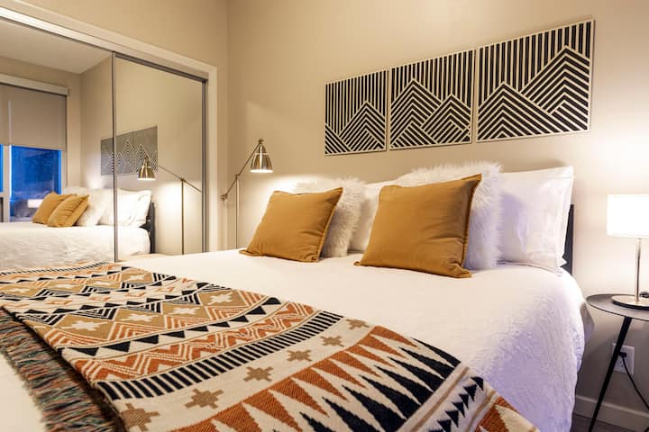 Luxury 1 Bedroom Condo W/parking - Calgary