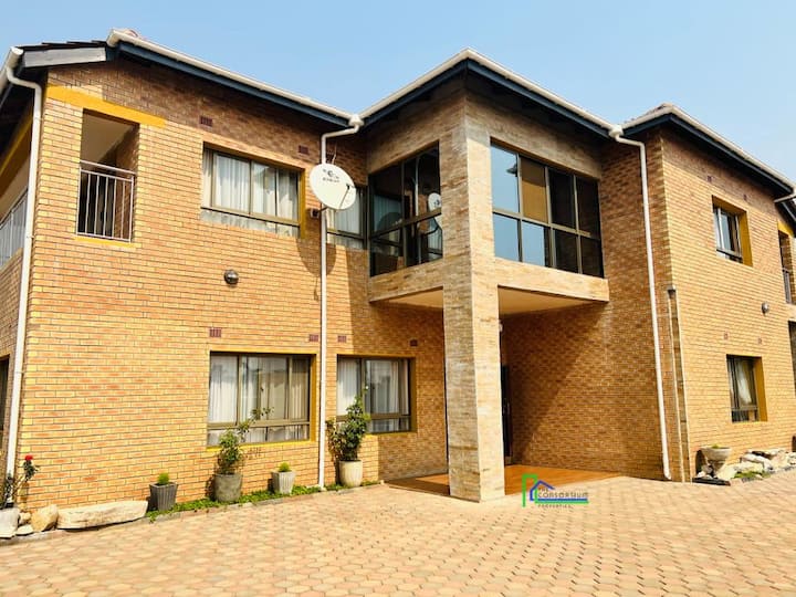 Cheerful 6-bed Villa With Pool - Lusaka