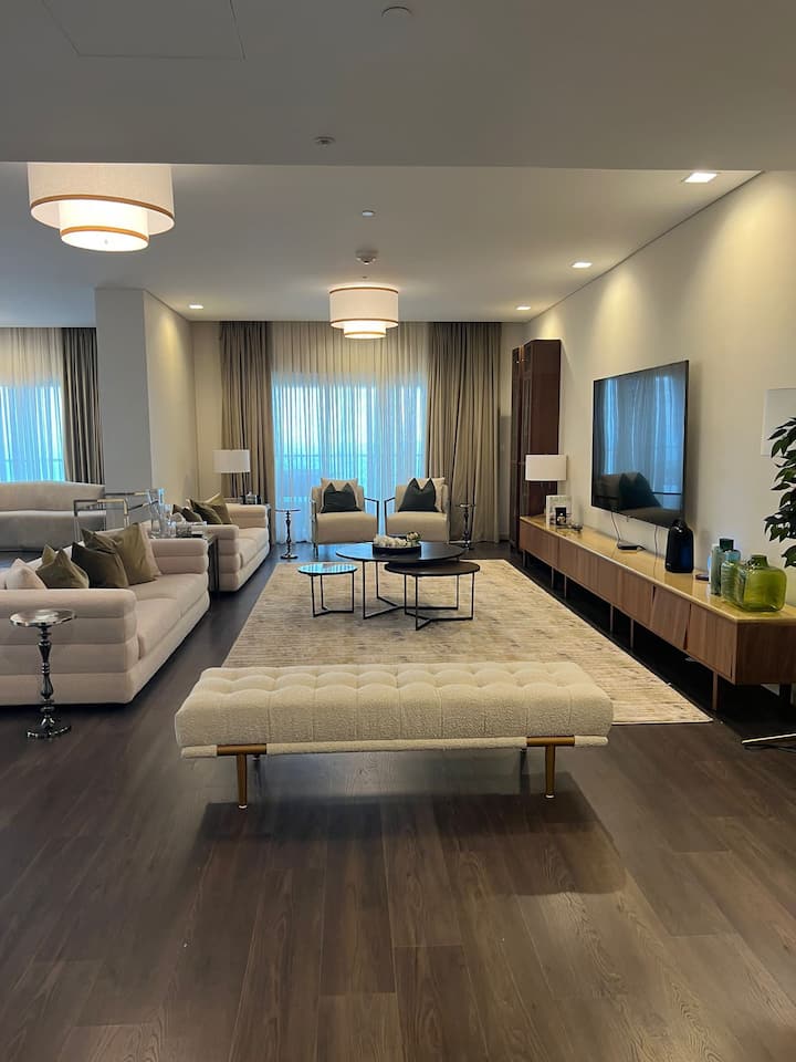 Astonishing 5 Bedrooms + Maid Room Penthouse - 卡達