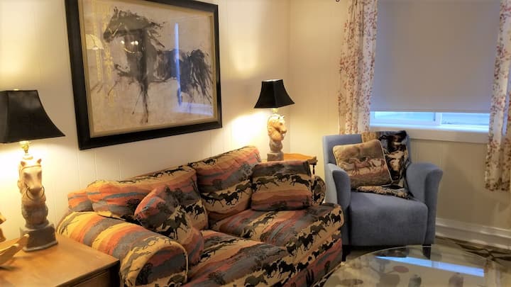 Equine Apartment At Avenues Menagerie House - Cheyenne, WY