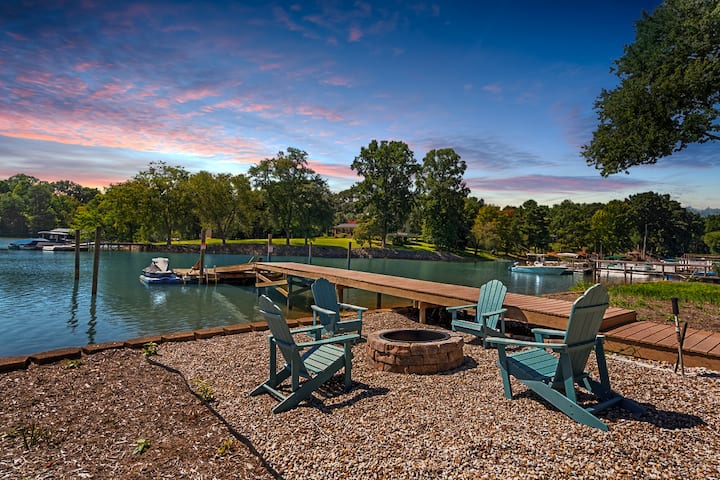Spacious Family Lakefront Gem: Dock - Game Room! - Denver, NC