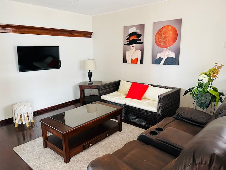 Casa Carranza Cerca Del Aeropuerto. Parqueo. - San José