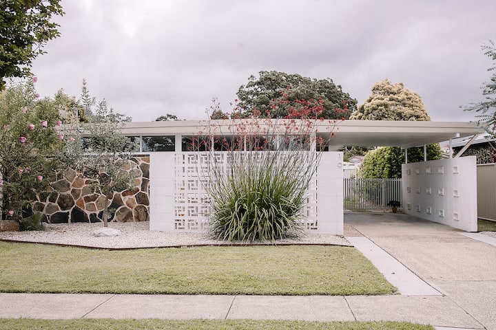 Palm Springs Style House In The Heart Of Coffs - Coffs Harbour, Australia