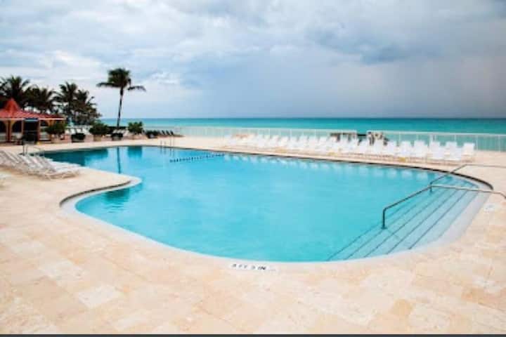 City Ocean Views-beachfront Stay With Pool-sauna… - Sunny Isles Beach, FL