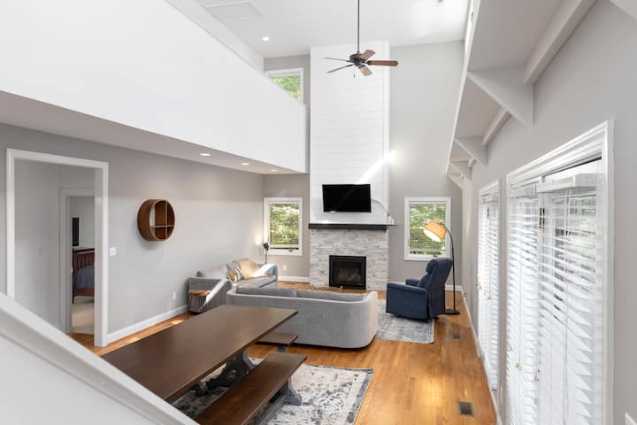 Modern & Bright 5 Bedroom Wintergreen Home - Wintergreen Resort, VA