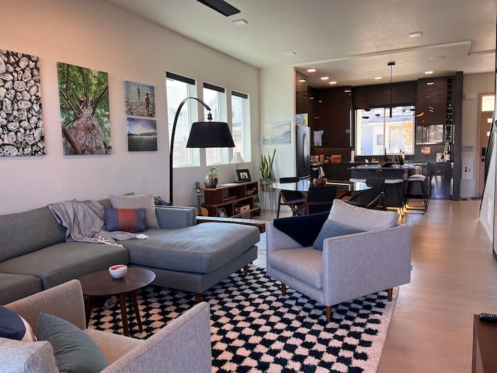 Modern, Luxury Comfort Near Hospital And Downtown! - Bozeman, MT