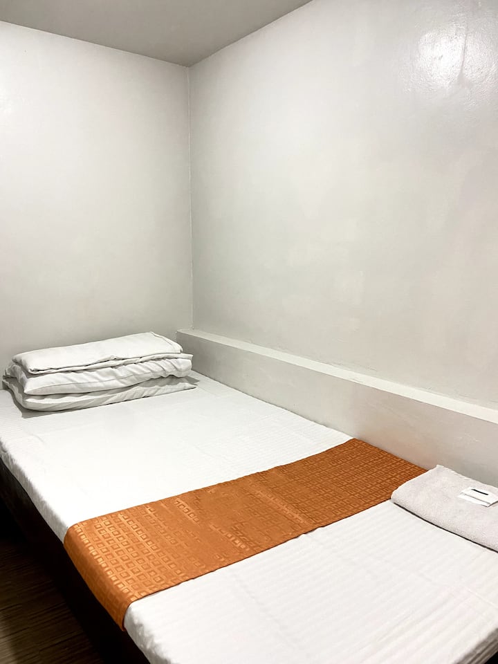 Traveler Room - Private Bathroom - Candelaria