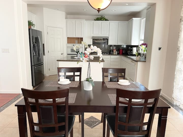 5 Beds Club House Near Airport - Sacramento, CA