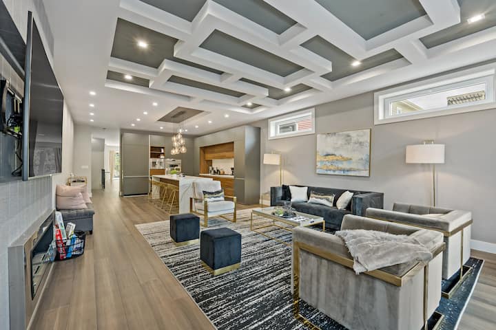 Spacious 4 Bedroom Condo - Chicago, IL