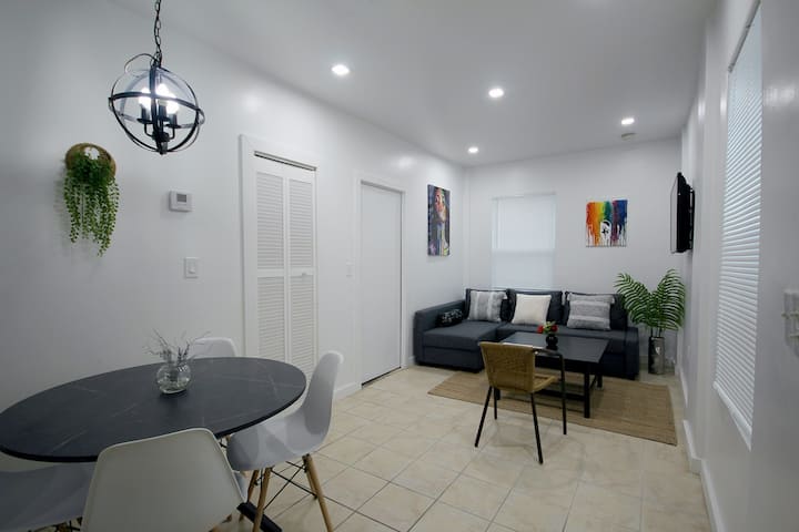Historical Little Havana 2/1 Apartment W/parking - Miami