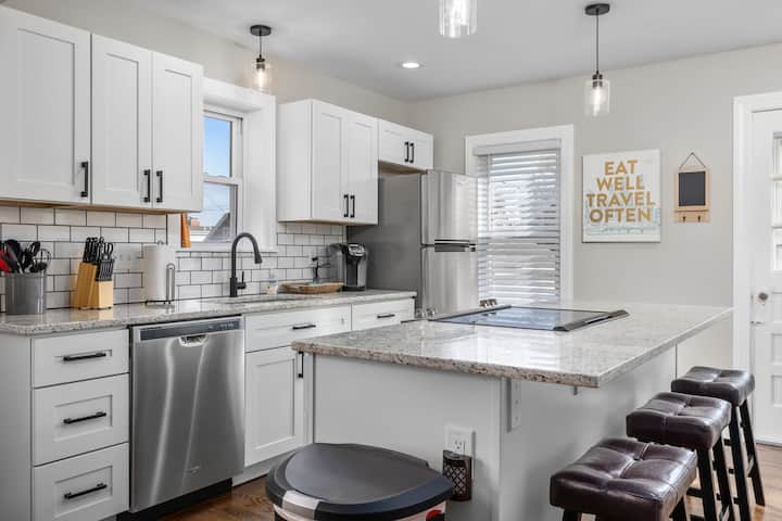 Walk To The Zoo! Newly Renovated Open Concept! - University City, MO