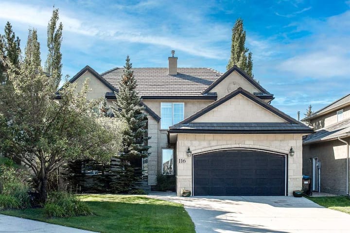 Cheerful 4-bedroom Luxury Home For Your Vacation! - Calgary