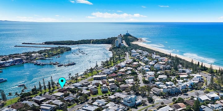 Lovely Waterfront Beach House, Pet-friendly - Mooloolaba