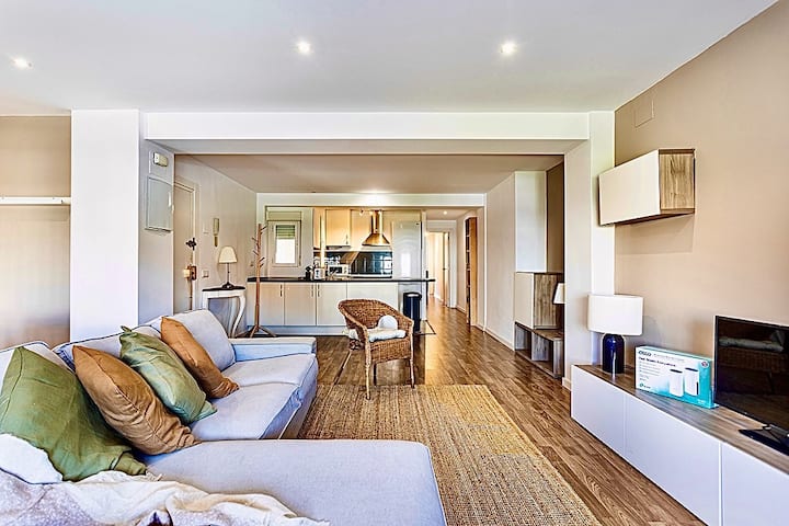 Spacious 3-bedroom Apartment, 1gb Wifi, Aircon - Valencia