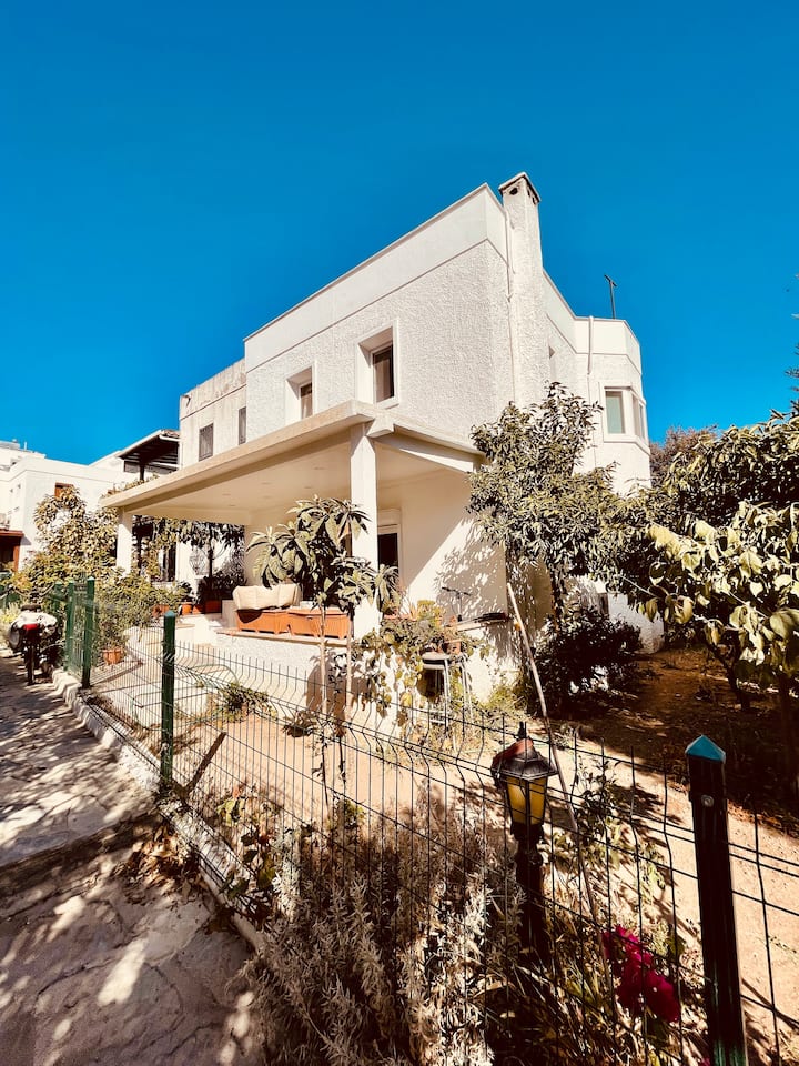 Bodrum Merkezde Marinaya Yakın Havuzlu Bahçeli Ev - Bodrum