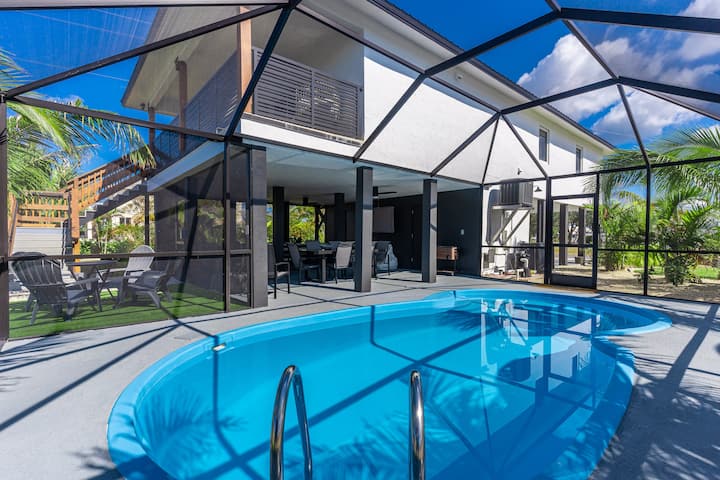 Brand New Remodel - 3/2 On Canal, Huge Pool Area - Marco Island, FL