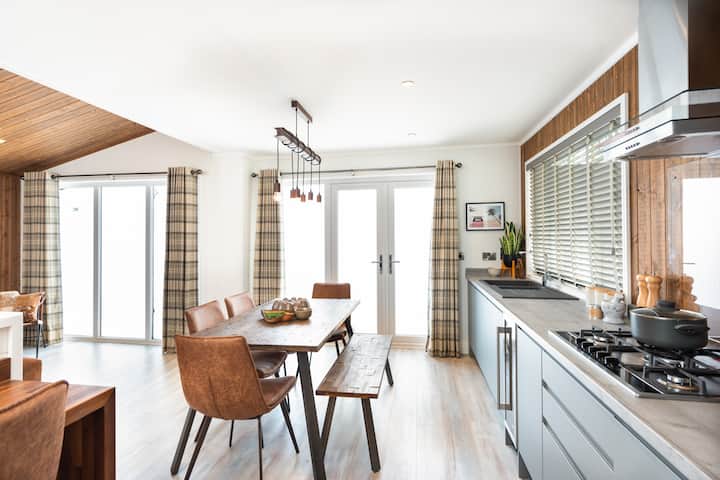 Samphire Lodge With Hot Tub - Sutton on Sea