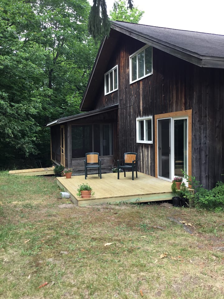 Popp Hill Inn Rm 1 King Bed Private Entrance - Suttons Bay, MI