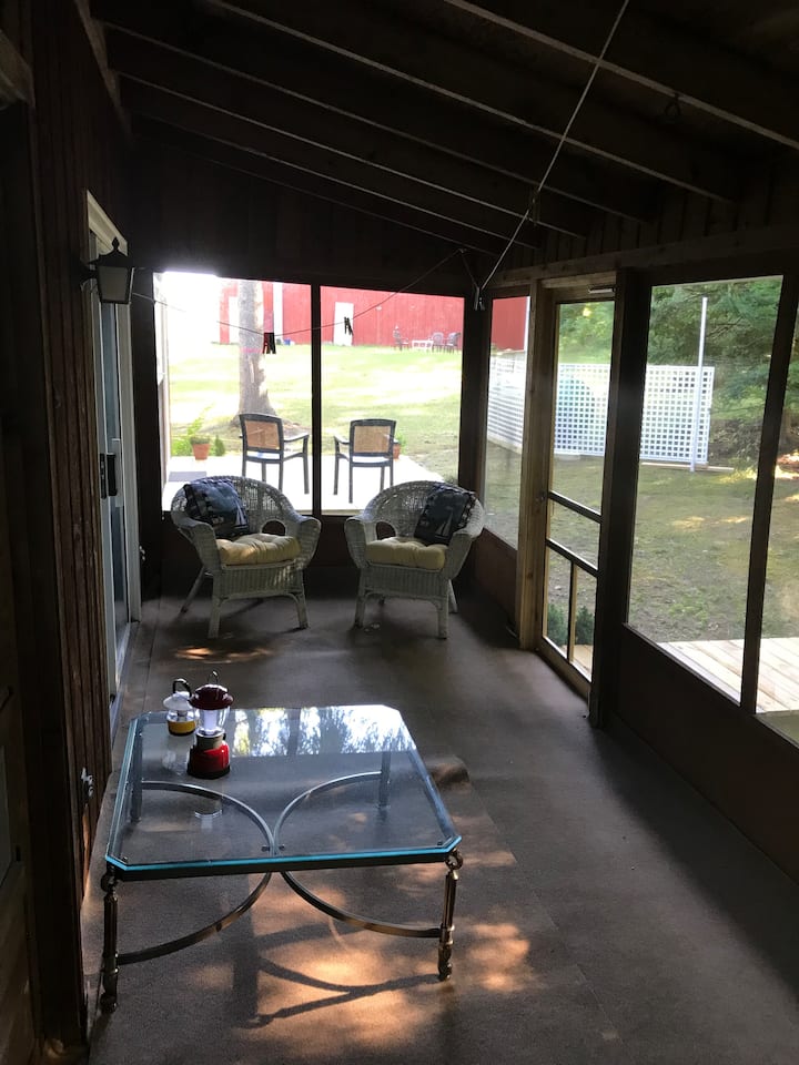 Popp Hill Inn Rm2 King Bed Private Entrance - Suttons Bay, MI