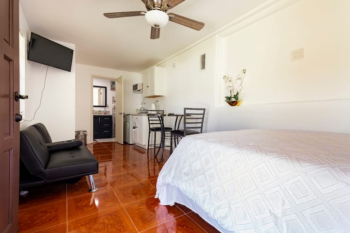 Luxury Studio Close To Beach & - Miami Gardens, FL