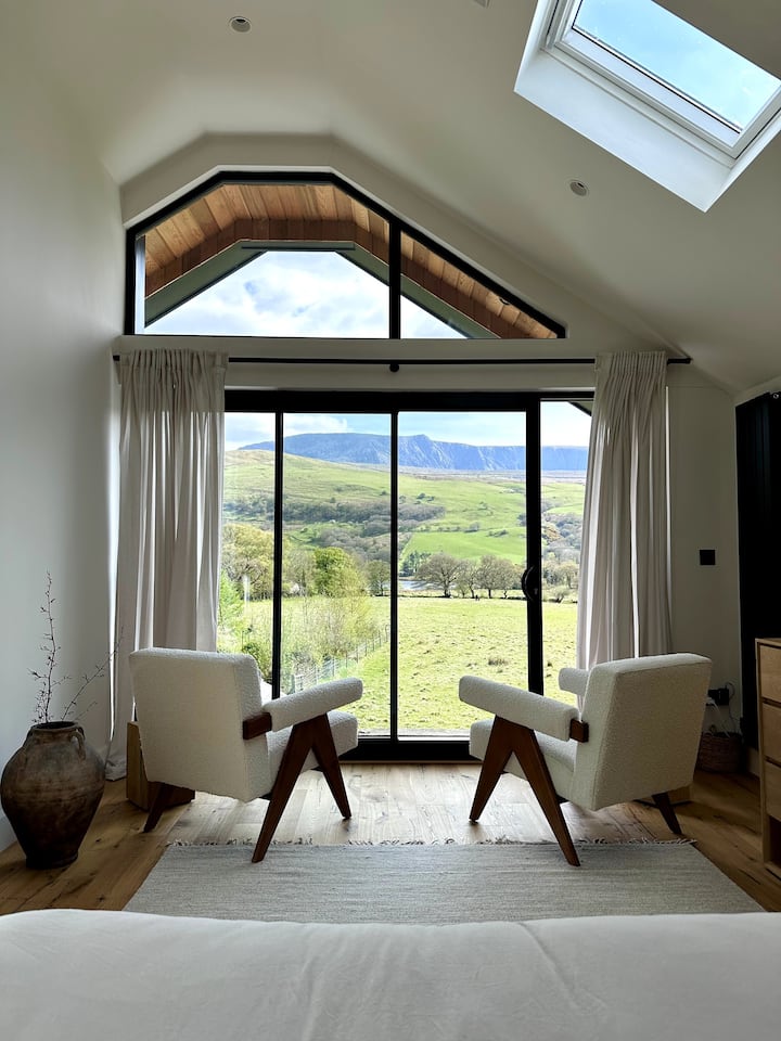 Retreat In Snowdonia Mountains - Beddgelert