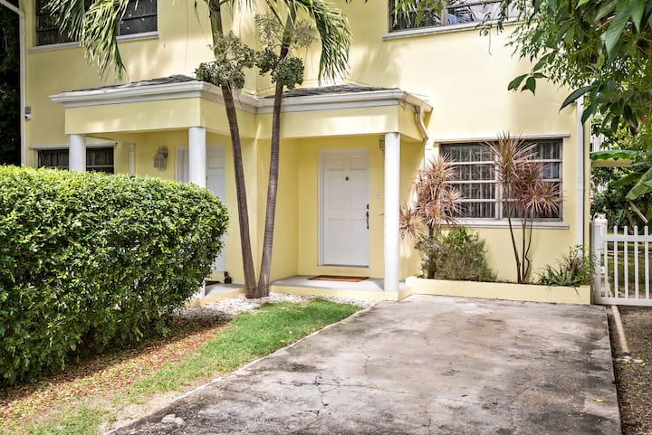 Cheerful 2-bed 2.5 Bath Townhouse Near Beach - Nassau