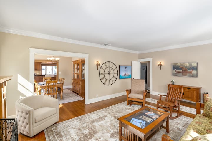 Charming Spacious Colonial - San Fernando Valley, CA