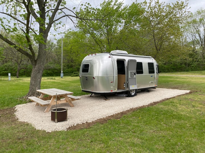 Bambi Airstream (22fb) - Morris, IL
