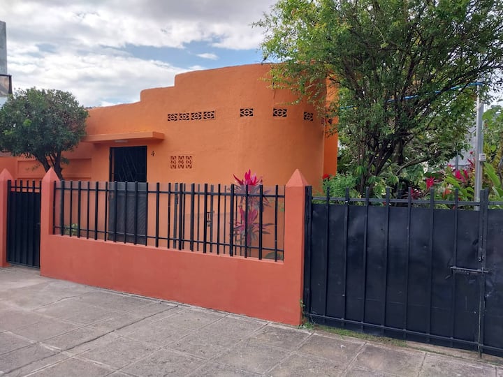 Casa Naranja En La Mejor Ubicación De Santa Ana. - Santa Ana