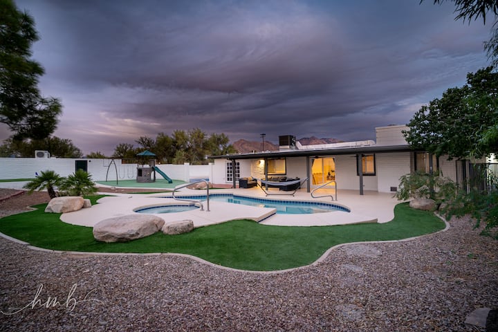 Spacious Desert Retreat: Pickleball, Pool & Spa, Putting Green, & Playground - Oro Valley, AZ