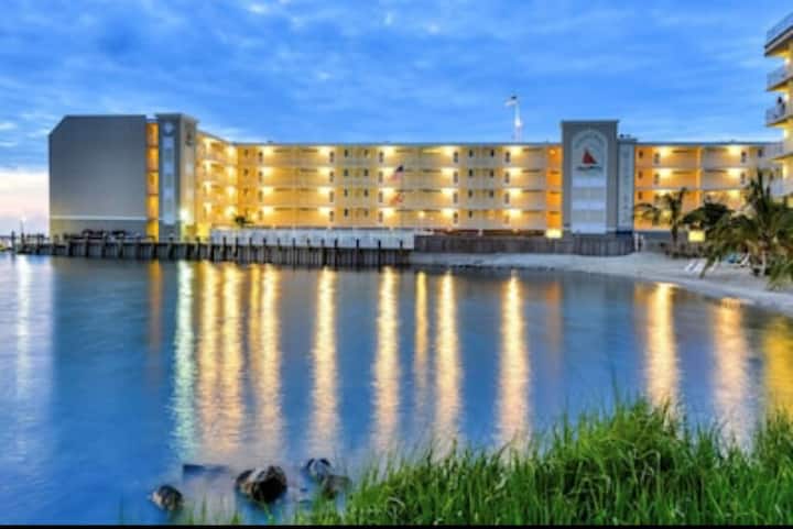 Lovely Canal-front 2-bedroom Condo With Pool - Ocean City, MD