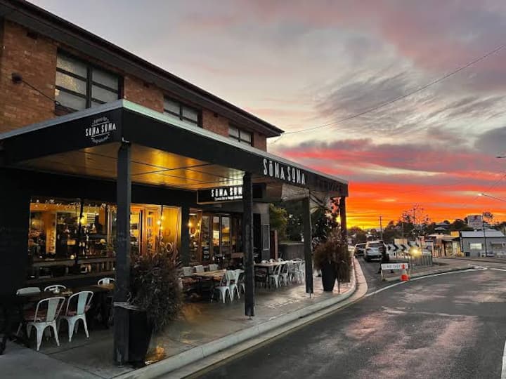 Stroll To Wine, Coffee, Food, & Valley Rattler. - Noosa