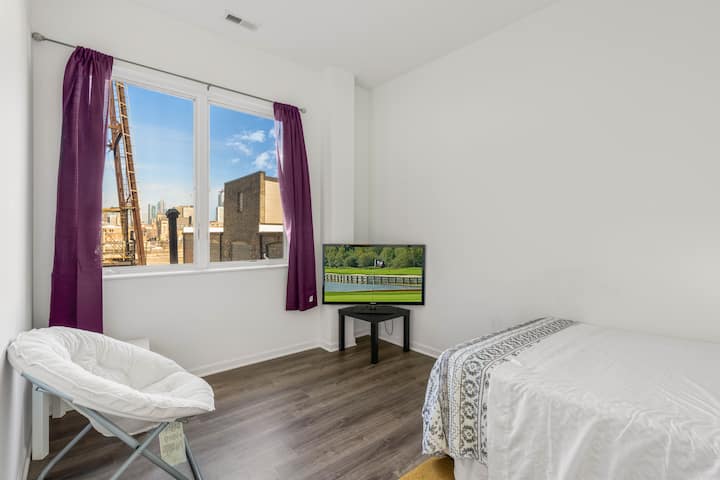Skyline View Private Bedroom - Chicago, IL